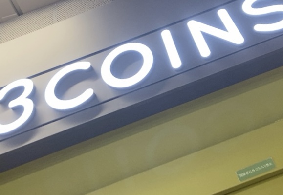 【3COINS新発売】品切れ続出！スリコの「最先端ハンディファン」がめちゃ涼しくて使いやすい - ハピママ*