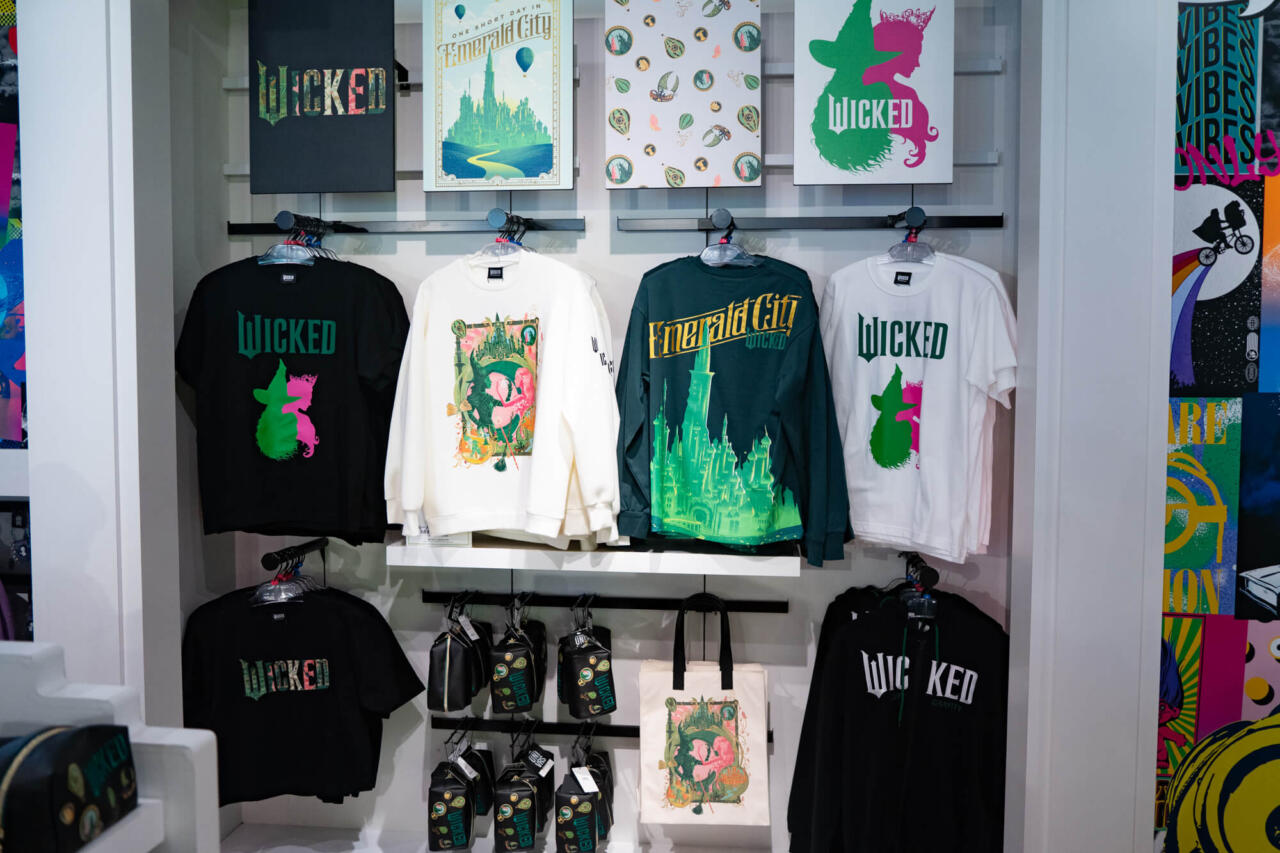 【USJ】2人の魔女に会えるのは日本でここだけ！『ウィキッド』グッズが豪華すぎ♪（写真 18/40） - mimot.(ミモット)