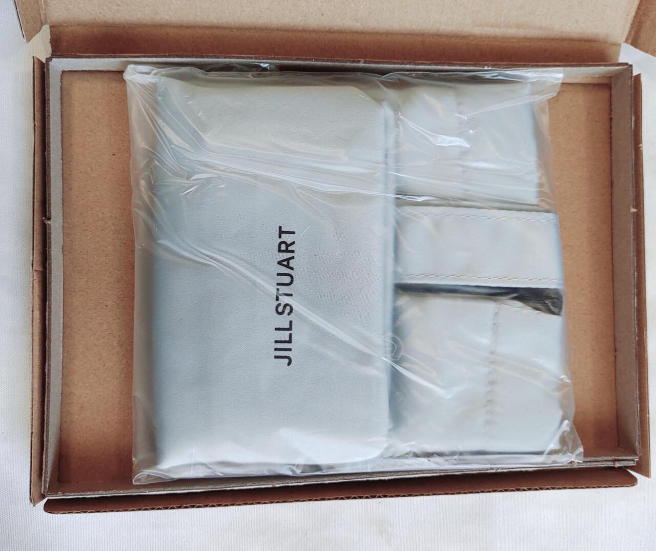 【雑誌付録】ジルスチュアートの高見え「巾着ポーチ」でたよ！サムシングブルーなサテン素材がおしゃれ♪（写真 2/25） - mimot.(ミモット)