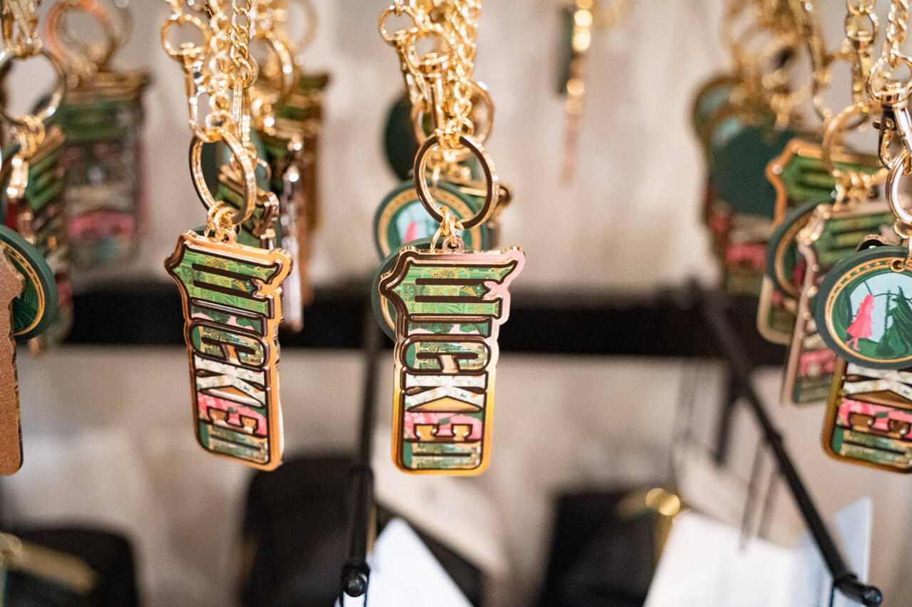 【USJ】2人の魔女に会えるのは日本でここだけ！『ウィキッド』グッズが豪華すぎ♪（写真 12/40） - mimot.(ミモット)