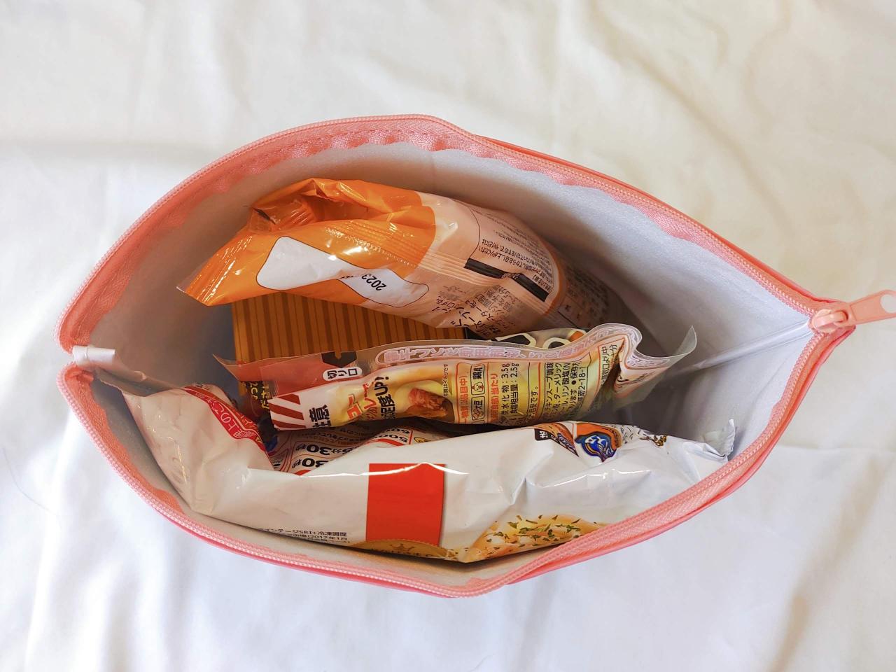 【PEANUTS×付録】スヌーピーのイラストがさりげなくキュート！黒のトートバッグ＆保冷ポーチが使える♪（写真 15/21） - mimot.(ミモット)