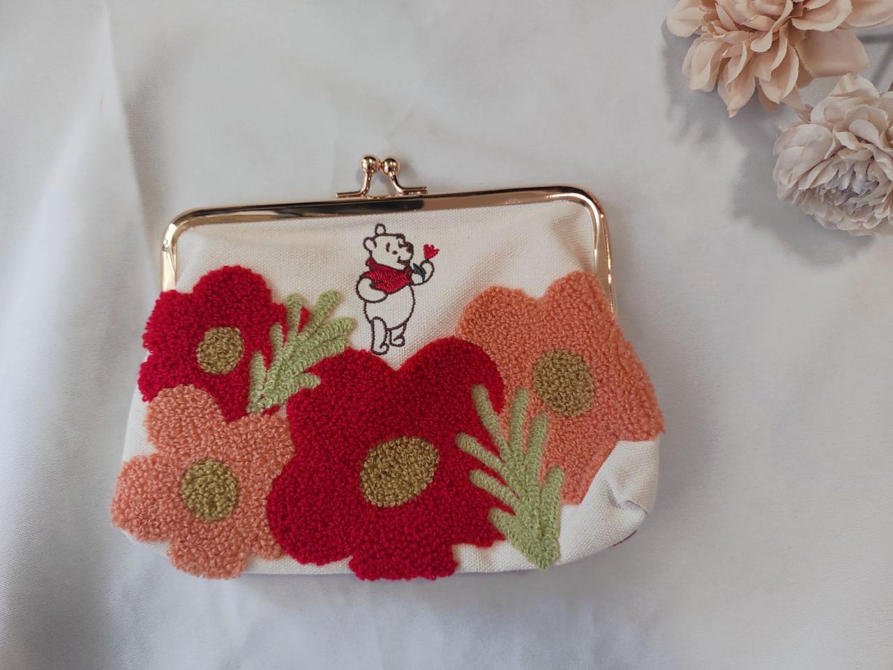 プーさん＆お花の刺しゅうがオトナかわいい！豪華デザインの「ポーチ」が付録で出た♪（写真 6/21） - mimot.(ミモット)