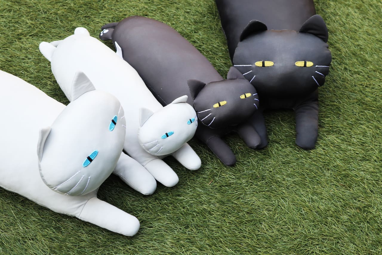 【ニトリ】便利すぎると噂！シュールな顔の「デコネコ」のスマホクッションが気になる！（写真 4/13） - mimot.(ミモット)