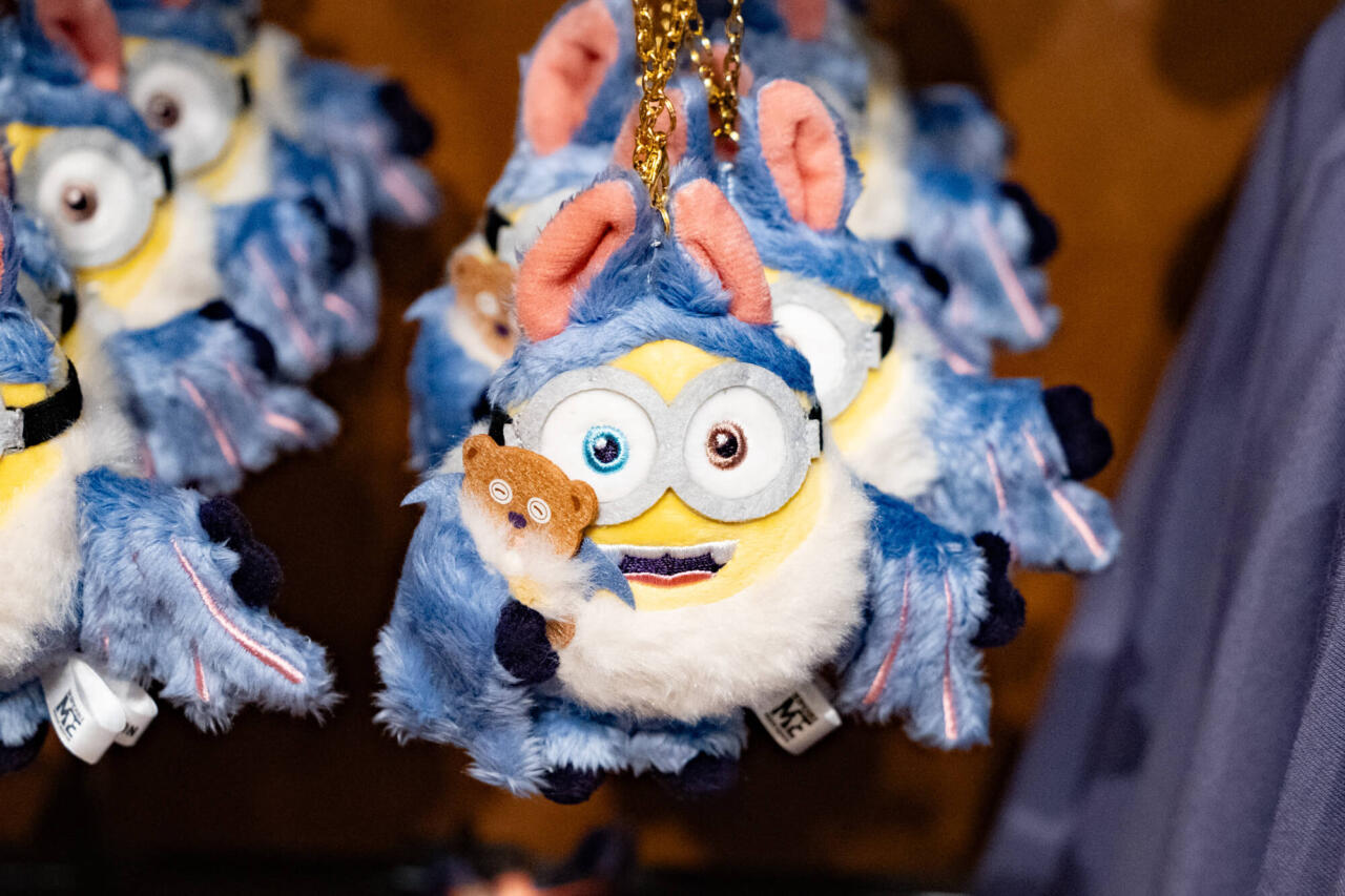 【USJ×ミニオン】コウモリになった限定グッズ！テディベアのティムもおそろい仮装♪ - mimot.(ミモット)