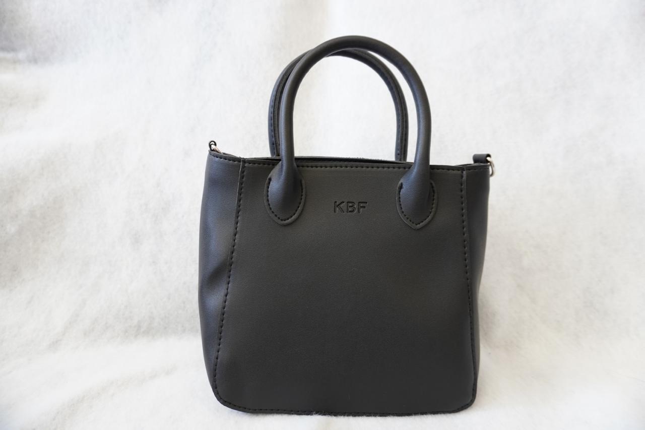 【KBF】高見えする「黒のショルダーバッグ」ペットボトル＆長財布も入っちゃう♪（付録レビュー）（写真 3/16） - mimot.(ミモット)