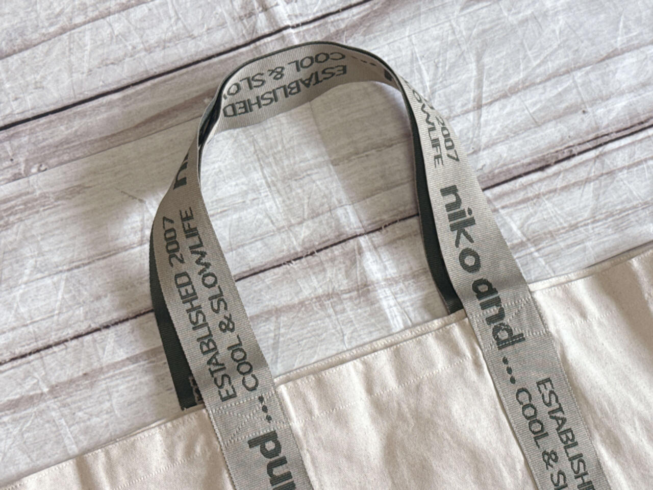 【niko and ...新作】1泊分の荷物も入る大容量トート！軽量＆便利でロゴテープもかわいい♪（写真 8/22） - mimot.(ミモット)