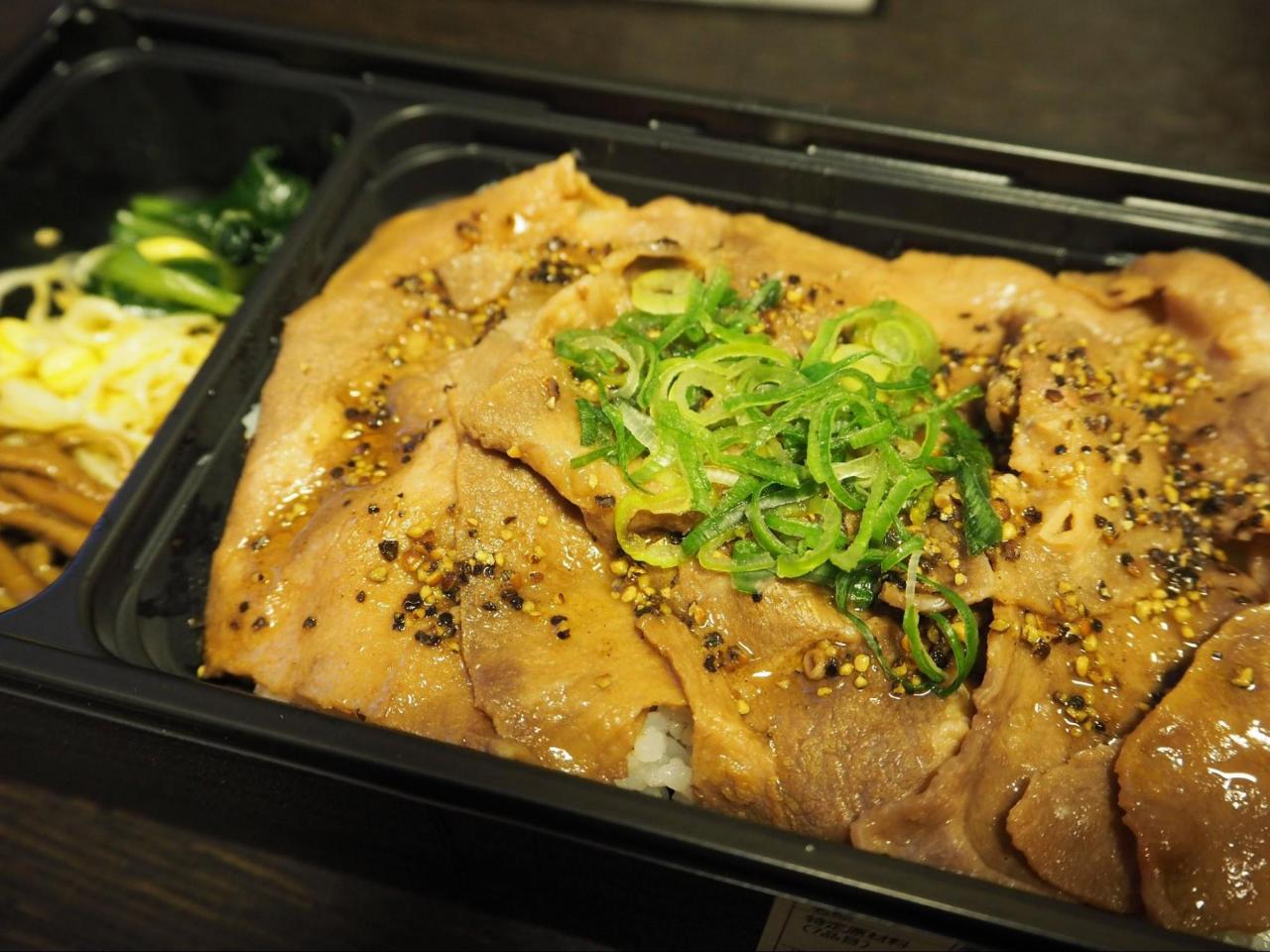 【牛角テイクアウト】“プチ贅沢”に最高な「焼肉弁当」3種を食べてみた！【おすすめ発表】（写真 1/10） - うまい肉