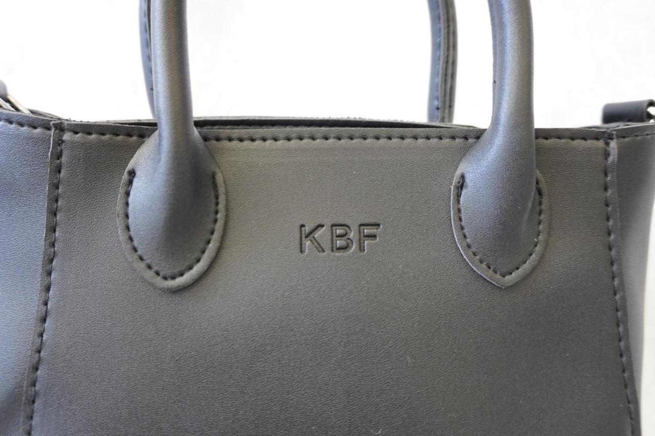 【KBF】高見えする「黒のショルダーバッグ」ペットボトル＆長財布も入っちゃう♪（付録レビュー）（写真 4/16） - mimot.(ミモット)