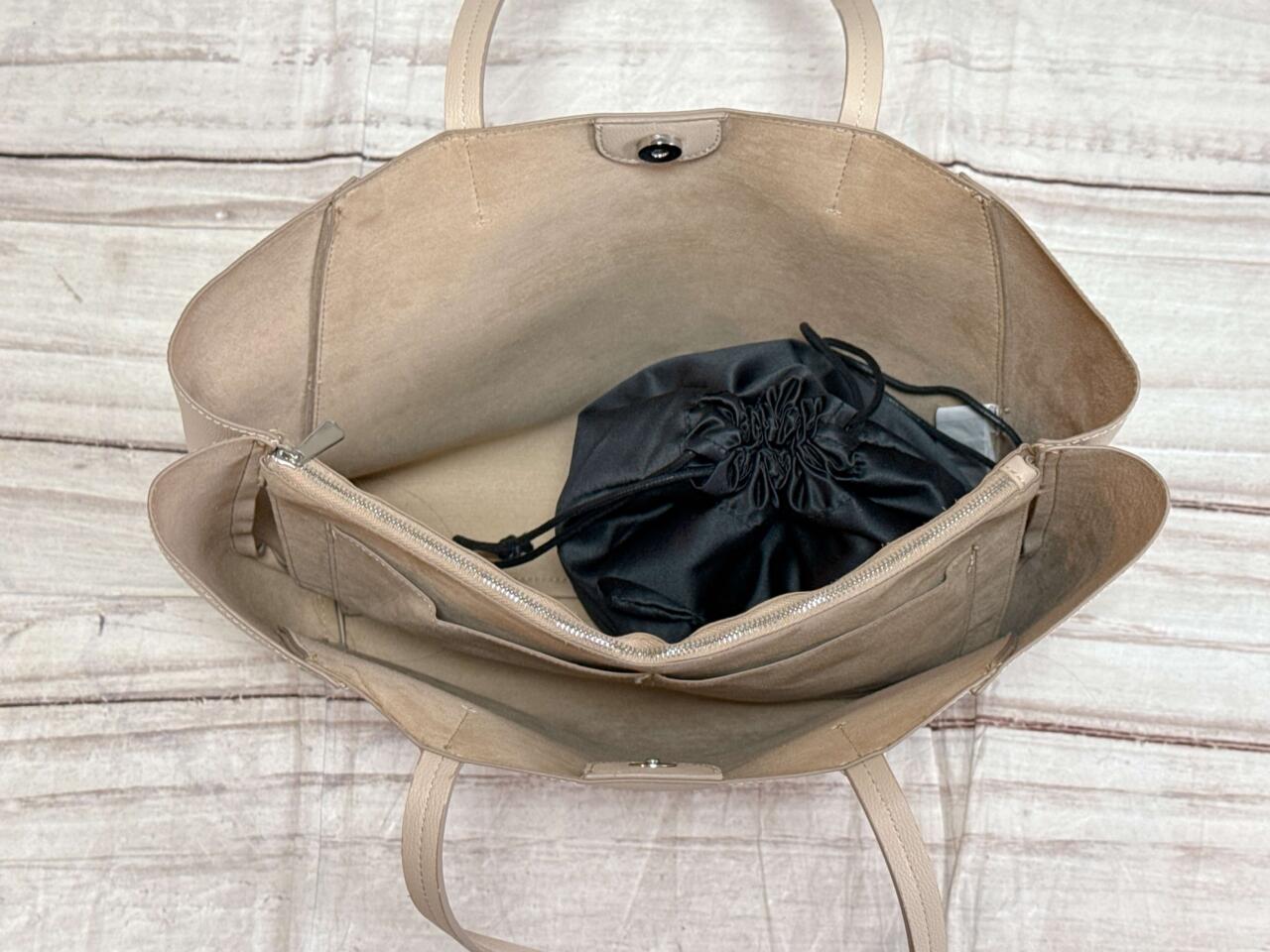 【ハローキティ最新付録】光沢感がシックなキティちゃんの「巾着ポーチ」がでたよ！（写真 17/19） - mimot.(ミモット)