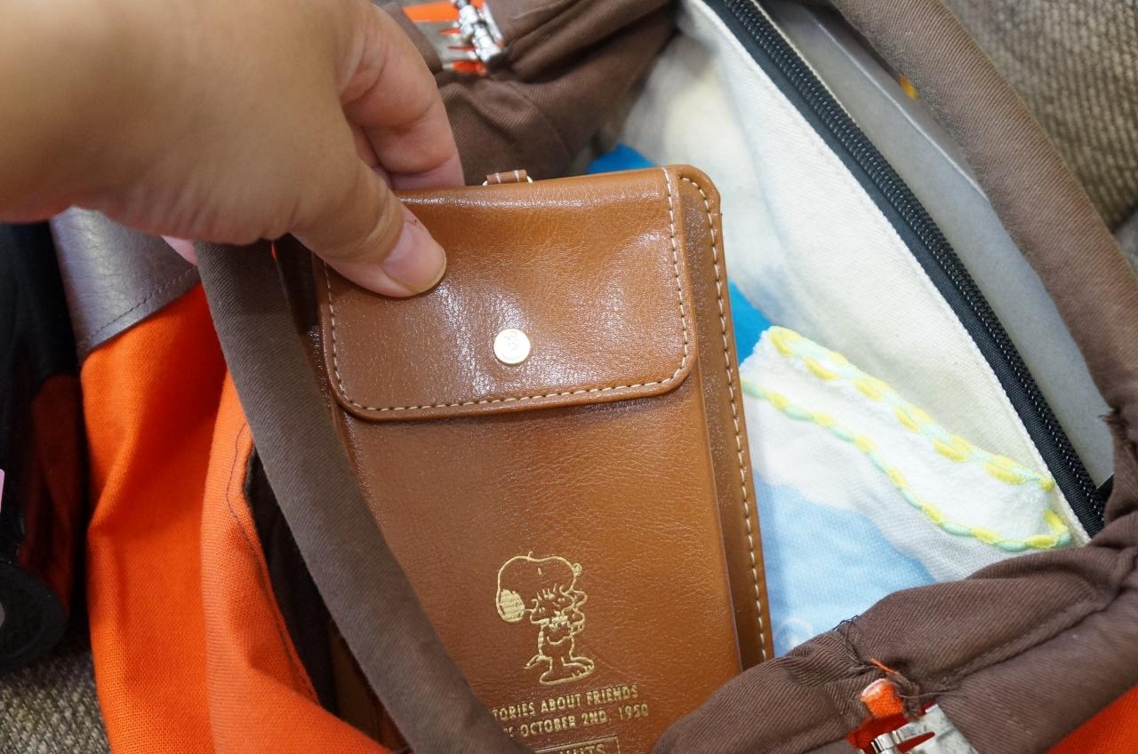 【PEANUTS】スマホケースにもなる！「スヌーピーのお財布ショルダーバッグ」は高級感があって機能的♪（写真 13/13） - mimot.(ミモット)