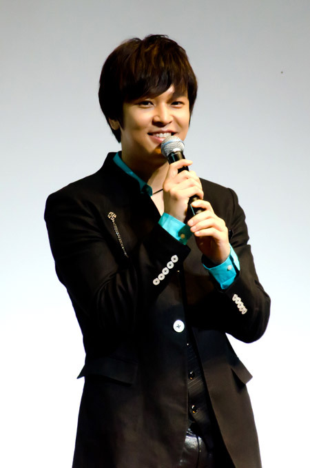 John-Hoon、新作映画の舞台挨拶に登場！ あまりの人気ぶりに共演者もタジタジ!? - ウレぴあ総研