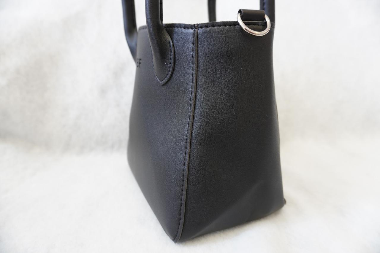 【KBF】高見えする「黒のショルダーバッグ」ペットボトル＆長財布も入っちゃう♪（付録レビュー）（写真 10/16） - mimot.(ミモット)