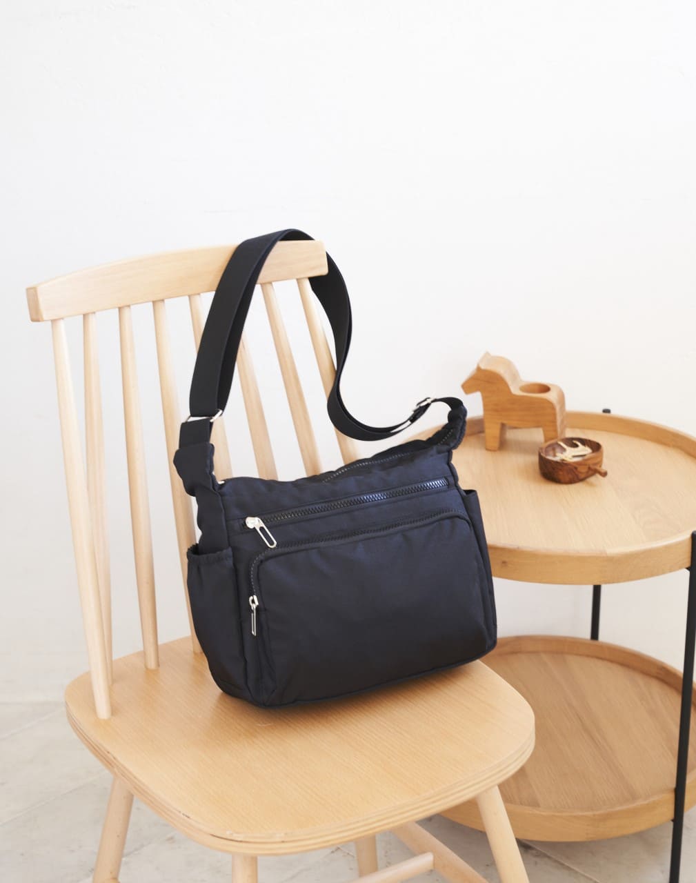 本屋さんで買える超優秀「ショルダーバッグ」軽量＆撥水！ポケット9個でもう小物の収納に困らないよ♪（写真 1/10） - mimot.(ミモット)