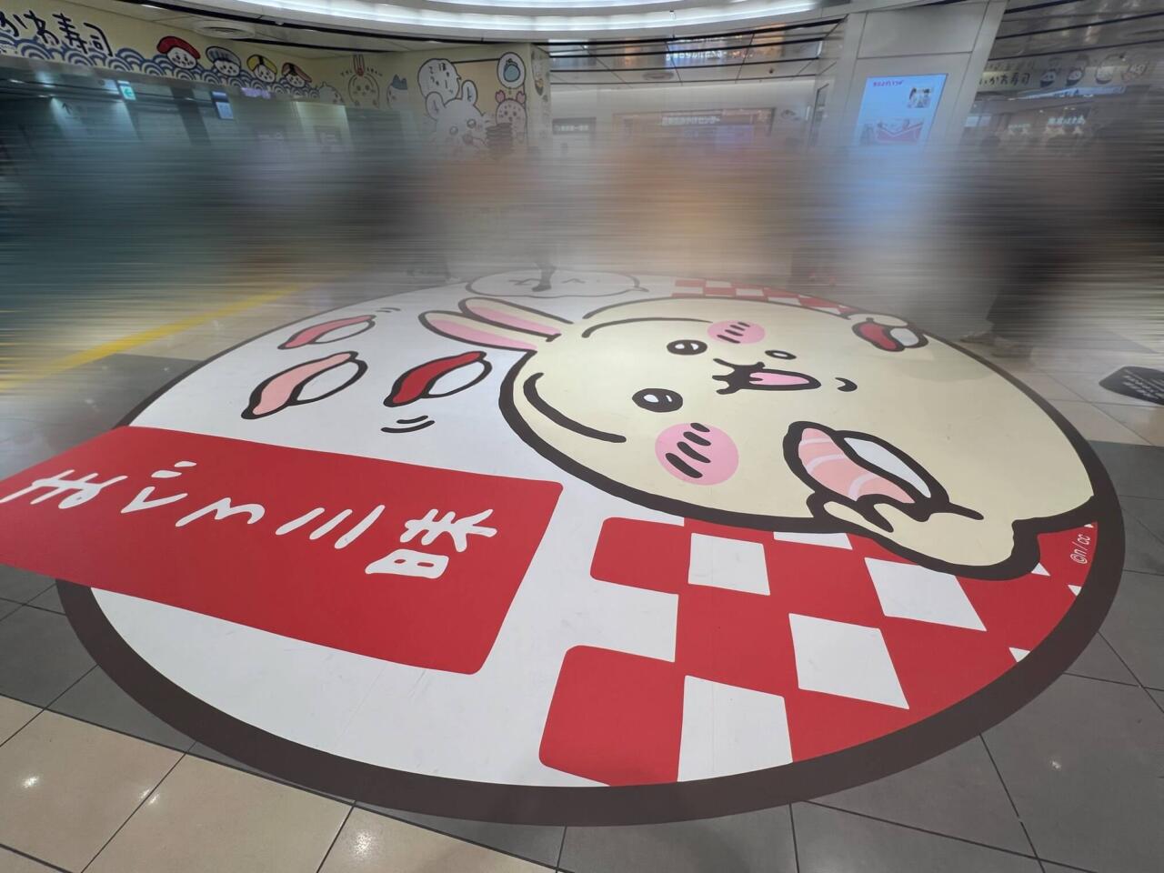 話題の「ちいかわ寿司」お会計中も気が抜けません…。東京駅一番街をジャック！見どころレポ（写真 68/85） - mimot.(ミモット)