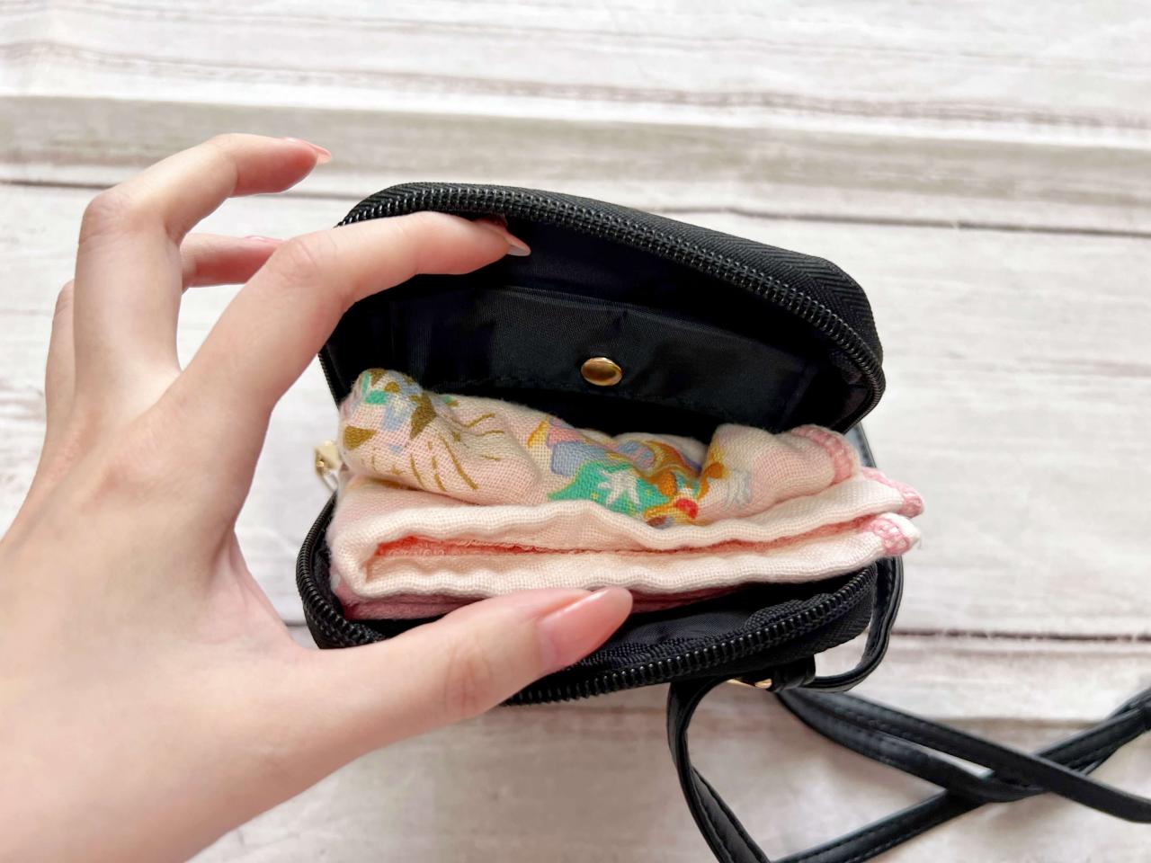 ファミマで買えるよ！「ミッキーのスマホショルダー」オトナ可愛くて便利なマルチキーホルダー付き（写真 24/31） - mimot.(ミモット)