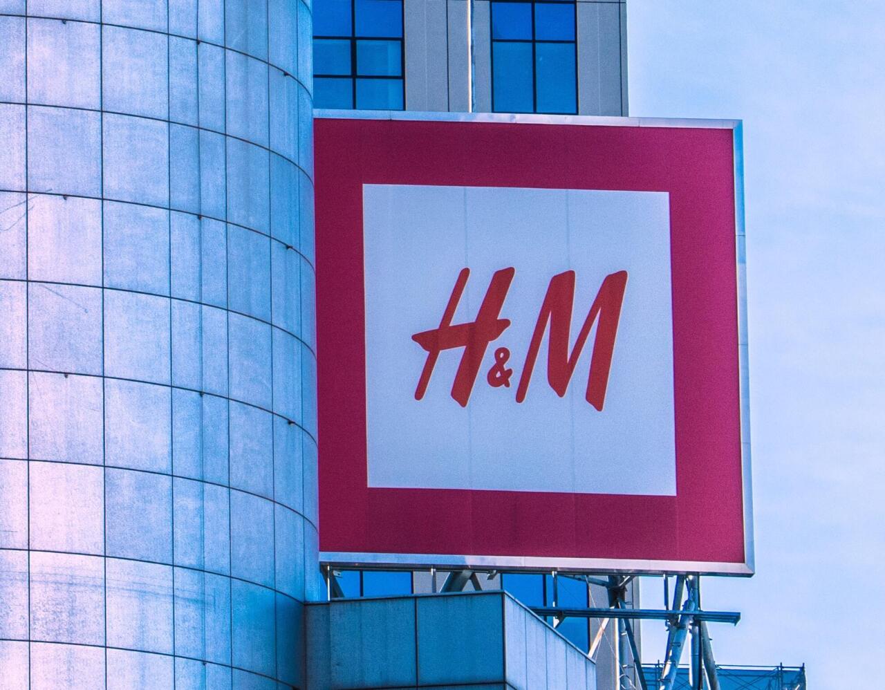 H&Mで見つけたオンオフ使える高見えバッグ！通勤にも便利なサイズ感がサイコウ♪（1/2） - mimot.(ミモット)