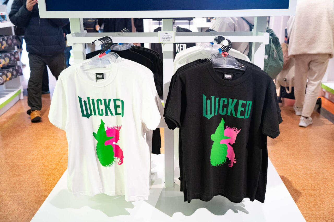 【USJ】2人の魔女に会えるのは日本でここだけ！『ウィキッド』グッズが豪華すぎ♪（写真 10/40） - mimot.(ミモット)