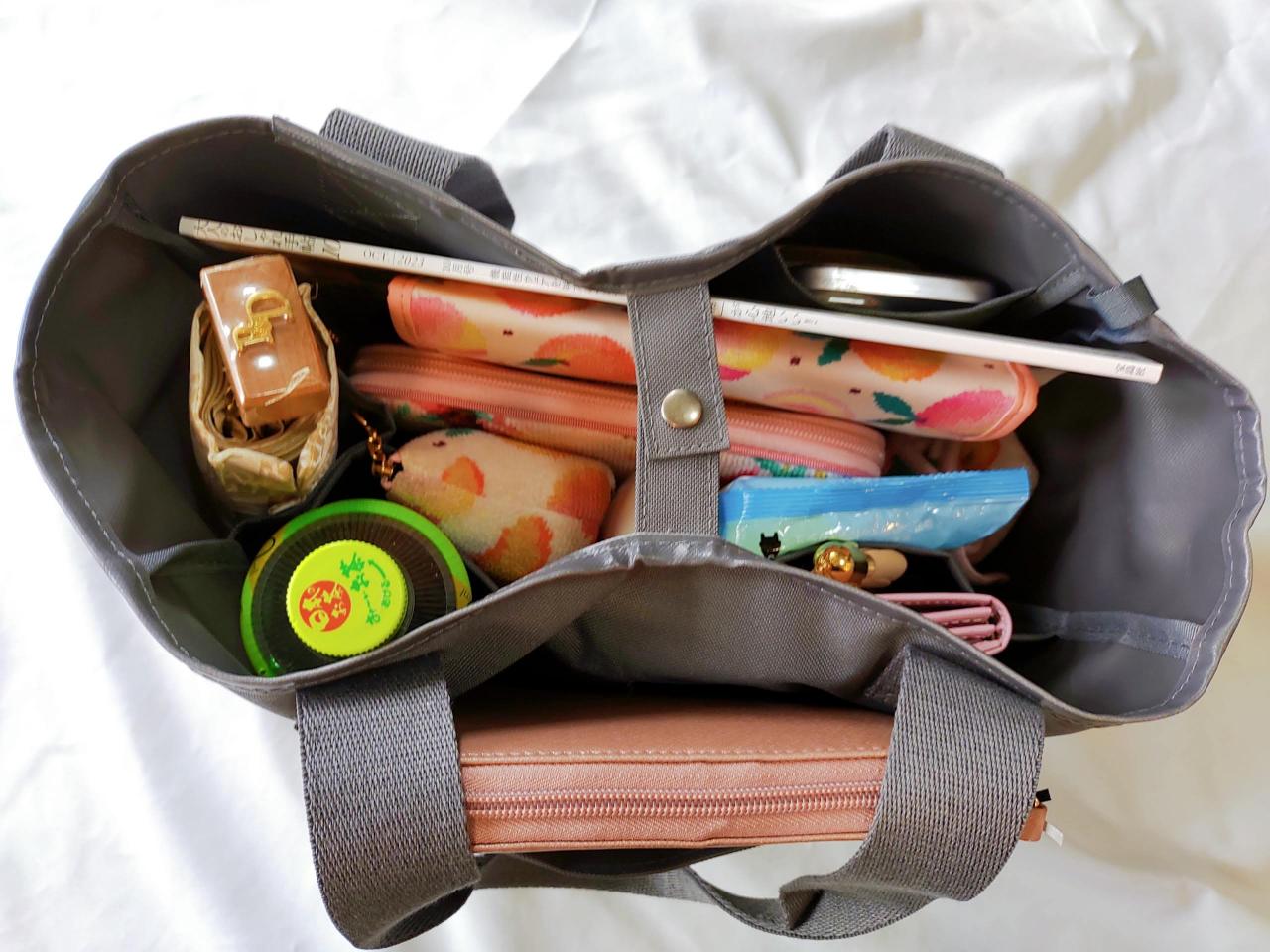 「多機能おしゃれトート」付録で登場！A4や雑誌が入る＆濡れた傘もOKでめちゃ便利（1/3） - mimot.(ミモット)