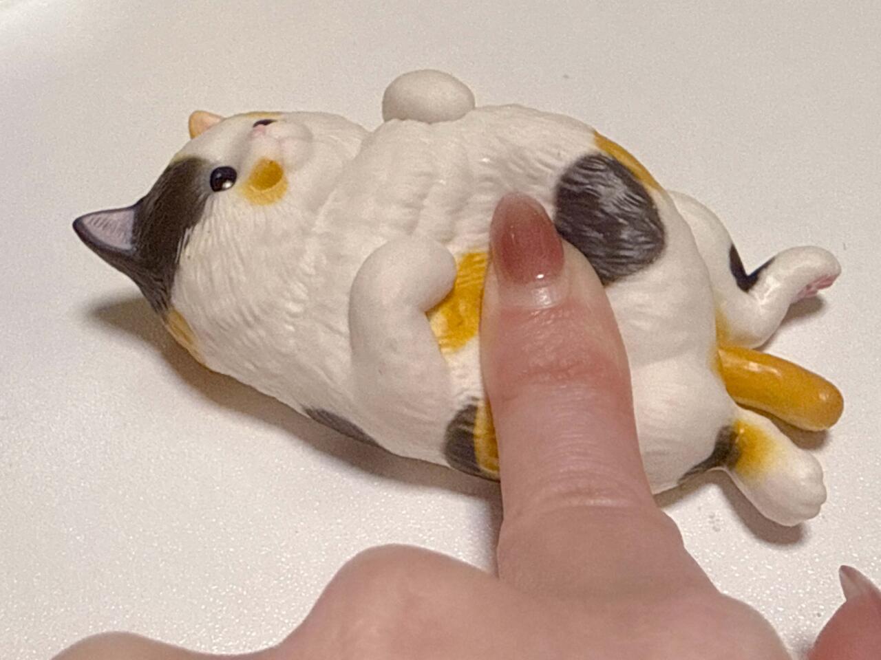 このソフビ可愛すぎる～！クセになりそうな触り心地「もっちりころりん♪ ねこ」がたまらない！（写真 10/27） - mimot.(ミモット)