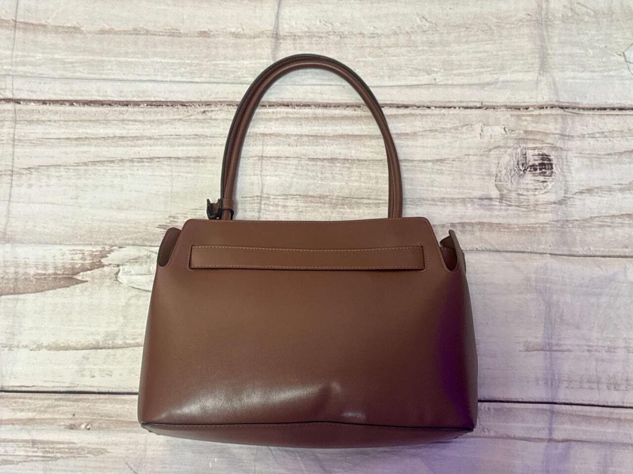 H&Mで見つけたオンオフ使える高見えバッグ！通勤にも便利なサイズ感がサイコウ♪（写真 9/18） - mimot.(ミモット)