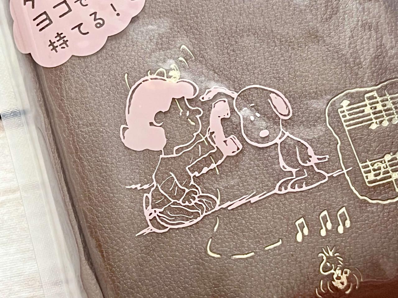 【PEANUTS×コンビニ】スヌーピーのスマホショルダーが優秀「タテでもヨコでも持てる！」（写真 2/38） - mimot.(ミモット)