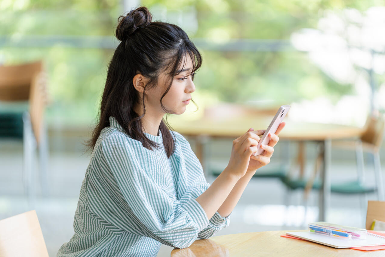 忘れられない人の「SNSチェック」が止められない……そんなときに考えたいこと（1/4） - mimot.(ミモット)