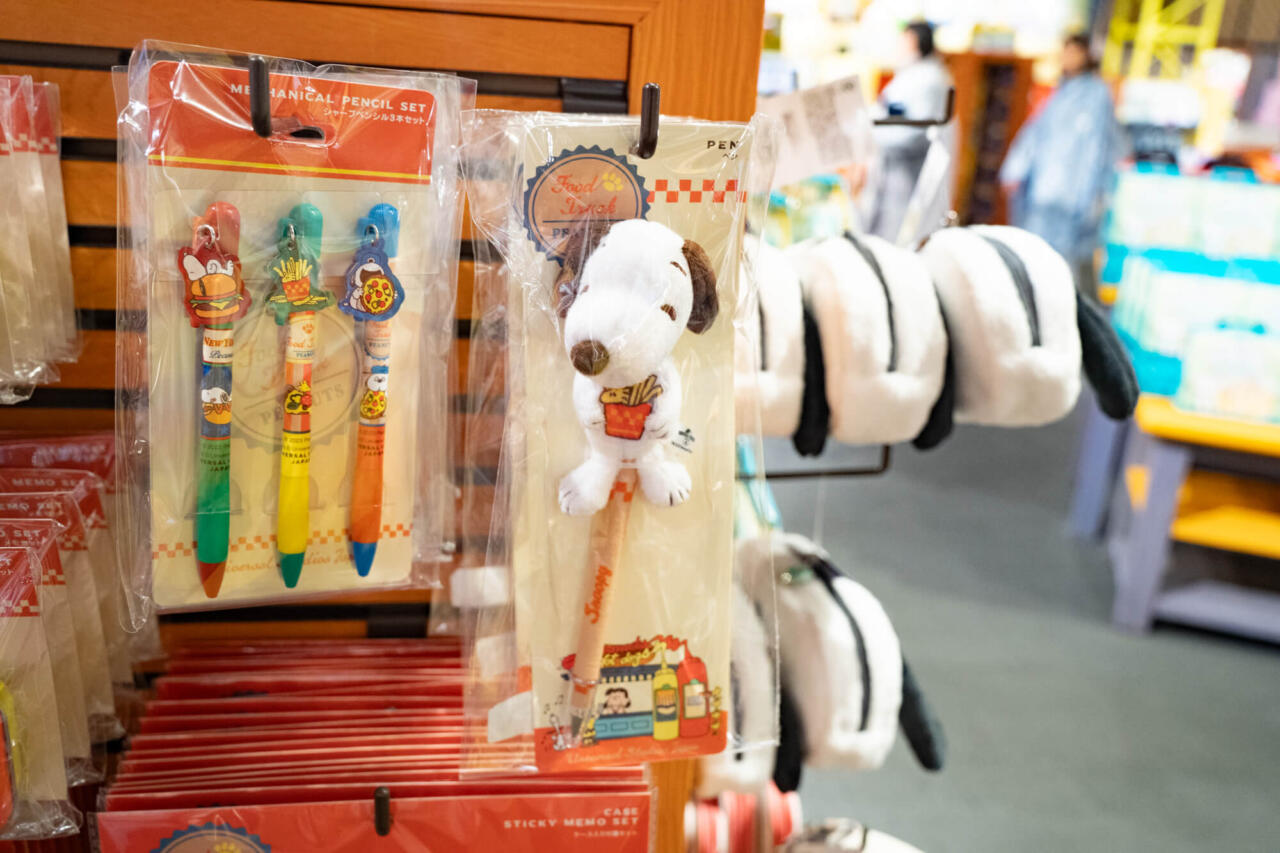 【USJ限定】スヌーピーの人気ステーショナリー！日常使いにもお土産にもぴったりのPEANUTSグッズはコレ♪（写真 1/56） - mimot.(ミモット)