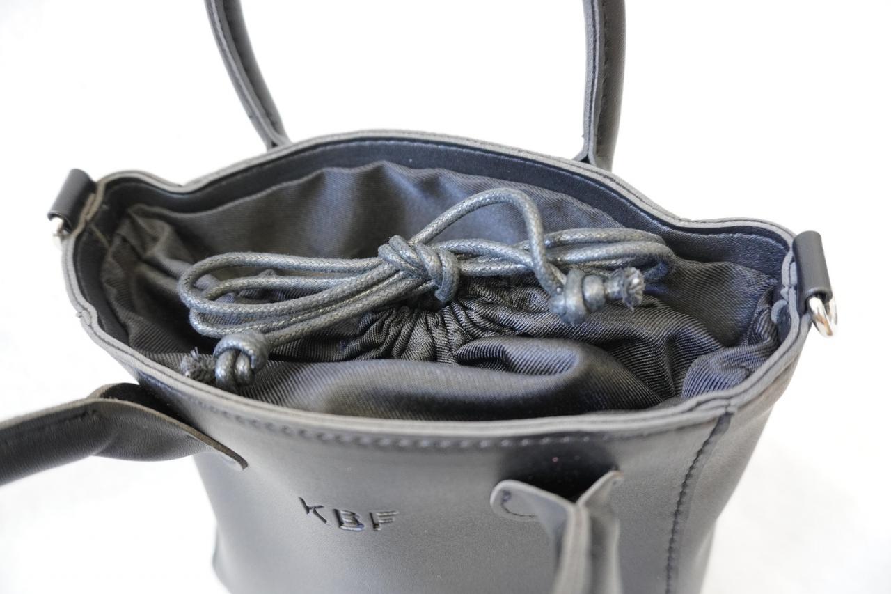 【KBF】高見えする「黒のショルダーバッグ」ペットボトル＆長財布も入っちゃう♪（付録レビュー）（写真 9/16） - mimot.(ミモット)