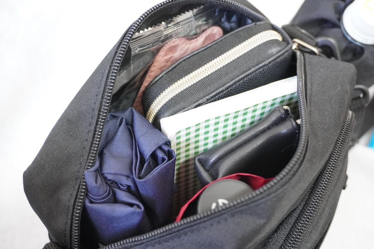 コンビニ＆書店で買えるすごい「ショルダーバッグ」ボトルホルダーが着脱できるんです♪（1/5） - mimot.(ミモット)