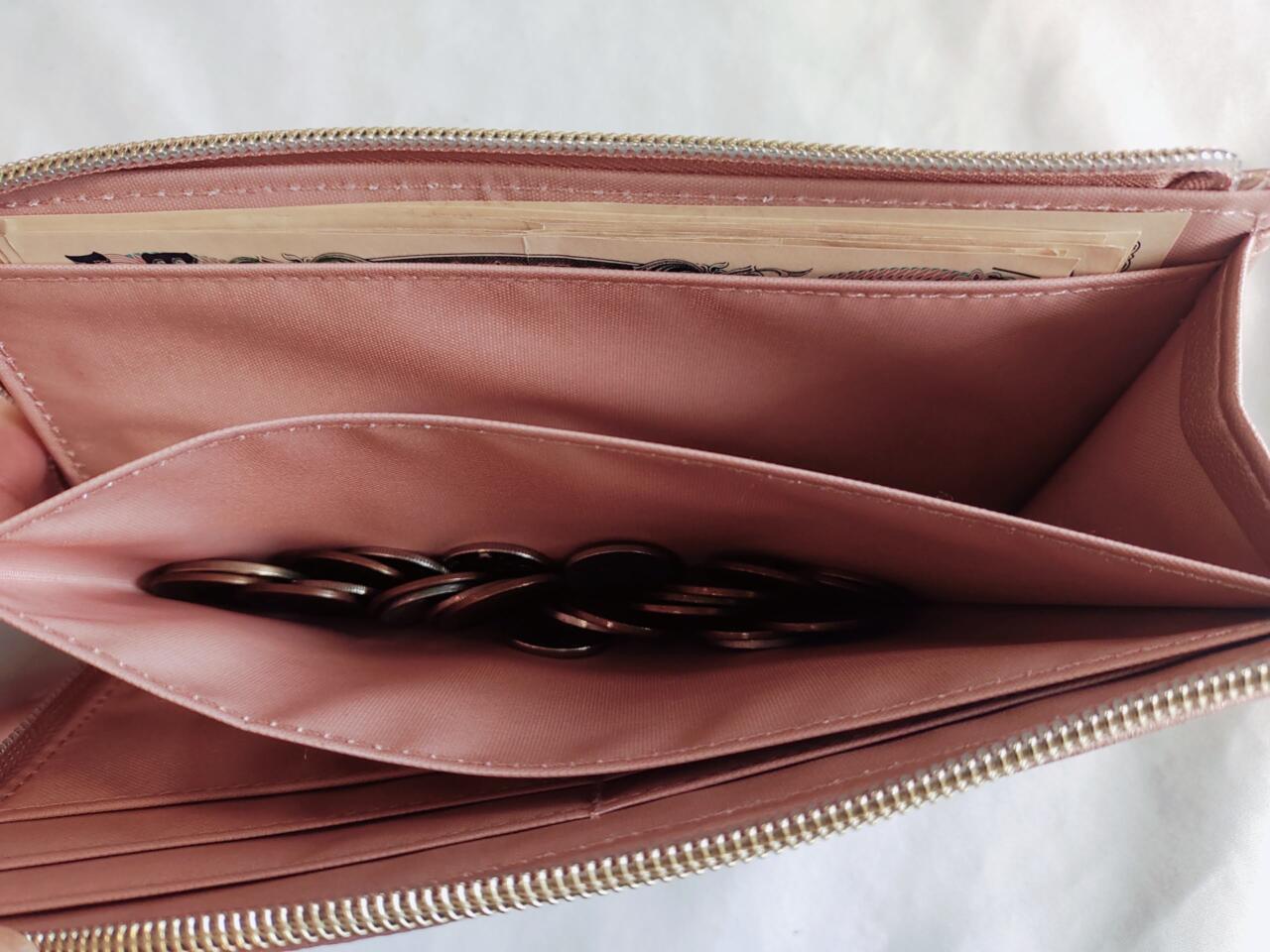 【雑誌付録】シャイニーピンクがおしゃれな「お財布」でたよ！薄型＆ガバッと開いて使いやすい♪（写真 22/27） - mimot.(ミモット)