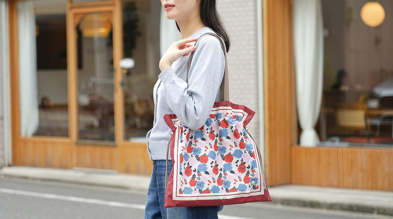 大人かわいいムーミンの新作トートバッグが出たよ！まるでスカーフみたいなデザイン♪（写真 2/11） - mimot.(ミモット)