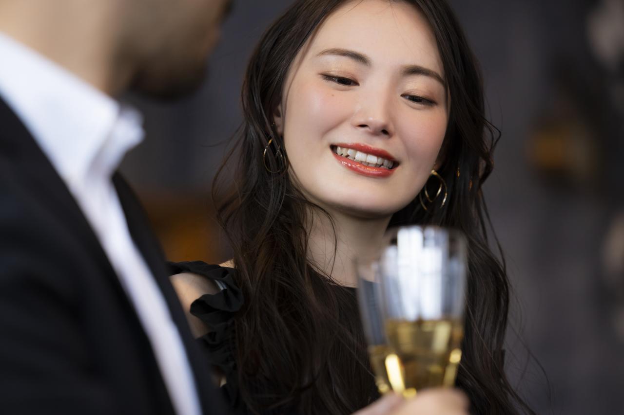 お酒の席で男性をドン引きさせる意外な言動 #4「飲んだ気しないw」（1/2） - mimot.(ミモット)