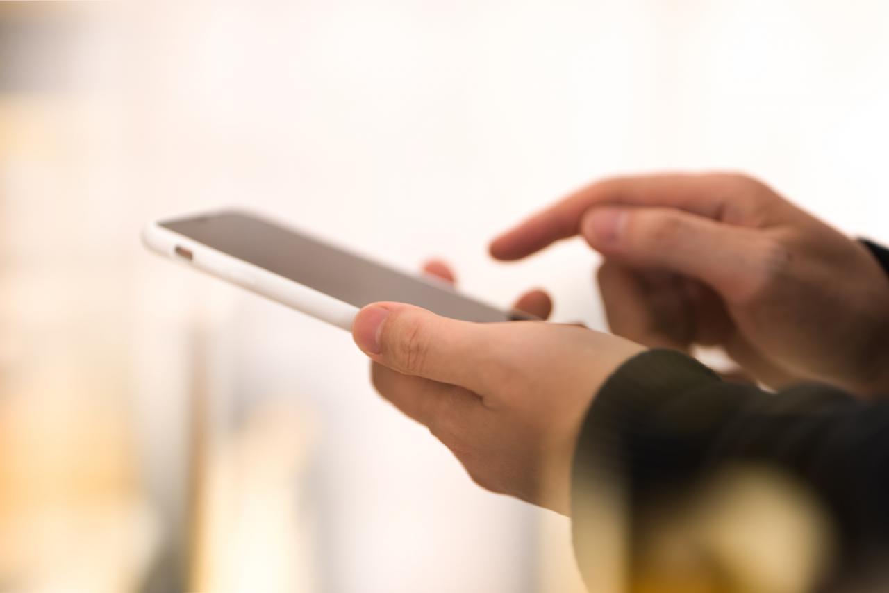 “身近にいた男性”から「SNSを監視」された女性の恐怖 #1「突然のコメントで…!!」（1/2） - mimot.(ミモット)