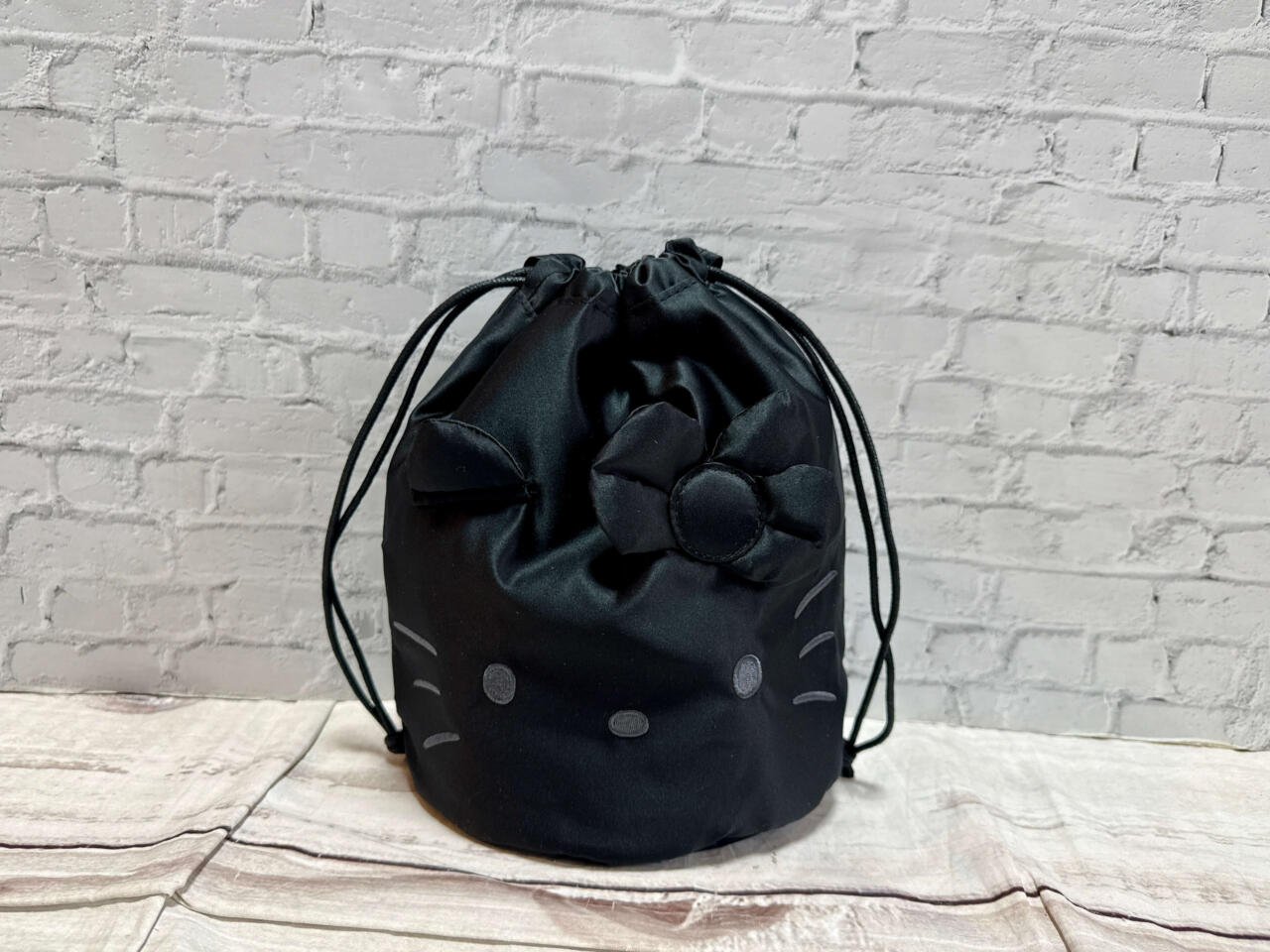 【ハローキティ最新付録】光沢感がシックなキティちゃんの「巾着ポーチ」がでたよ！（写真 13/19） - mimot.(ミモット)