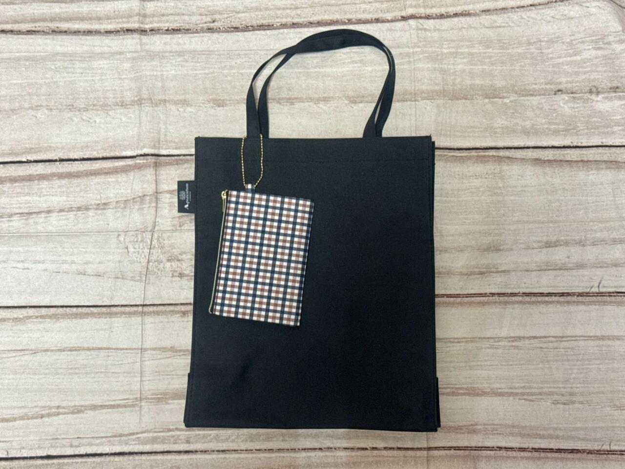 老舗の英国ファッションブランドのシンプル＆おしゃれな「マナーバッグ」付録で出たよ！ポーチ付き＆A4サイズOK♪（写真 6/23） - mimot.(ミモット)