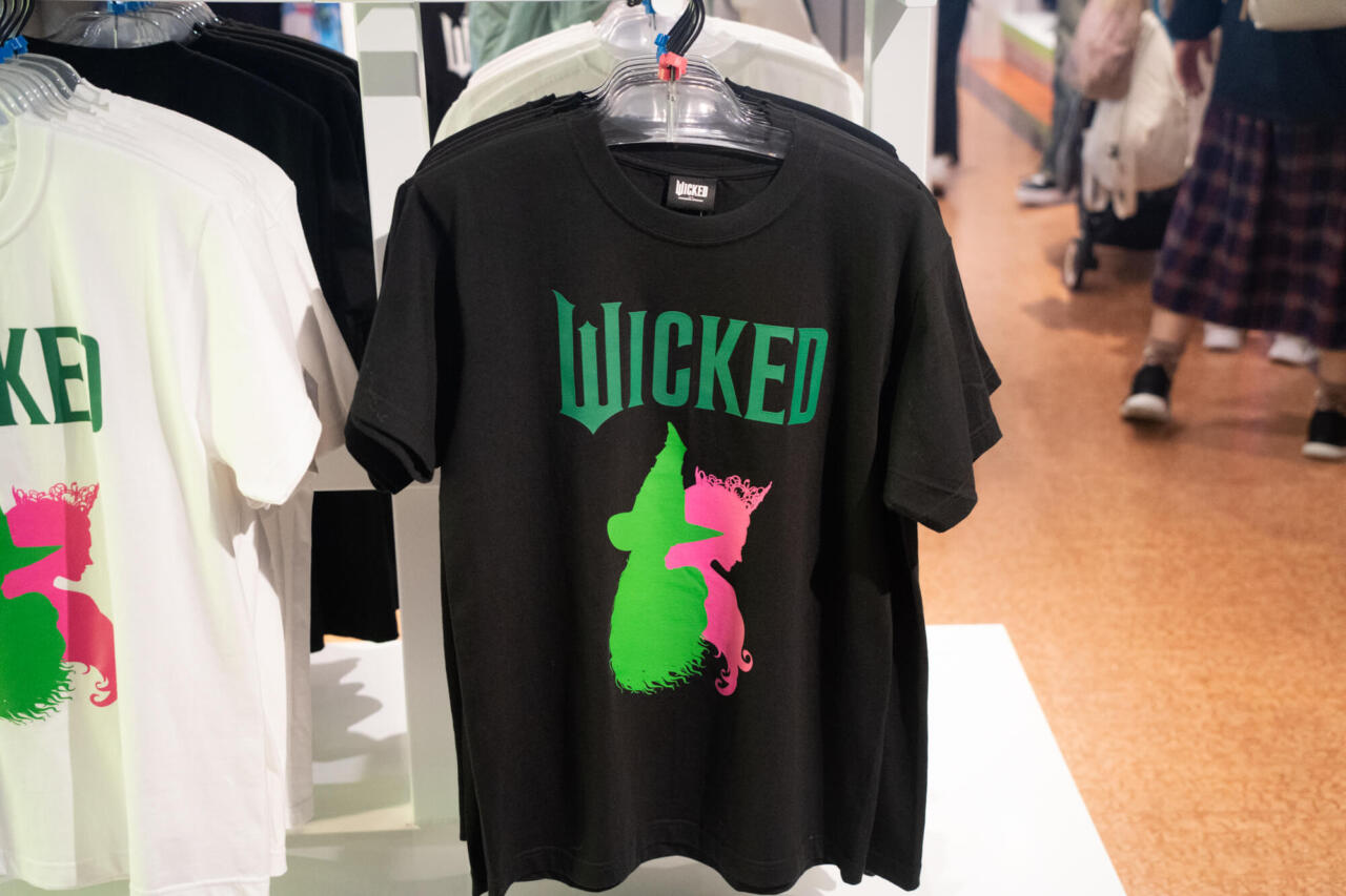 【USJ】2人の魔女に会えるのは日本でここだけ！『ウィキッド』グッズが豪華すぎ♪（写真 8/40） - mimot.(ミモット)
