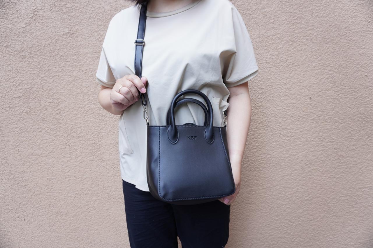 【KBF】高見えする「黒のショルダーバッグ」ペットボトル＆長財布も入っちゃう♪（付録レビュー）（写真 13/16） - mimot.(ミモット)