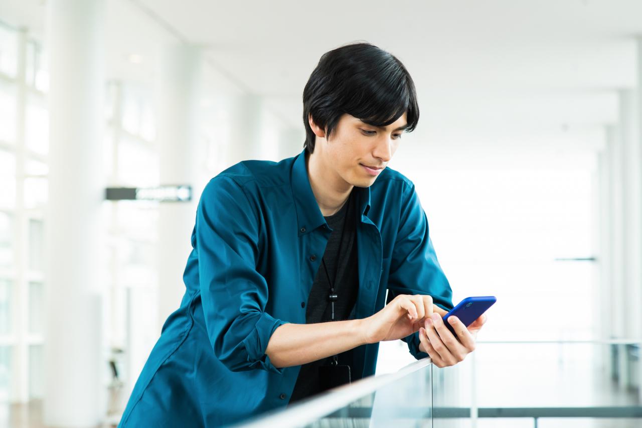 忙しい男性が“思わずキュン”とした女性の行動 #3「自撮りと一緒に“意外なモノ”が…」（1/2） - mimot.(ミモット)