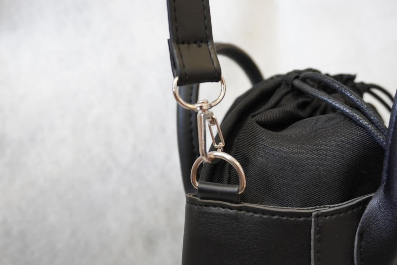 【KBF】高見えする「黒のショルダーバッグ」ペットボトル＆長財布も入っちゃう♪（付録レビュー）（写真 6/16） - mimot.(ミモット)