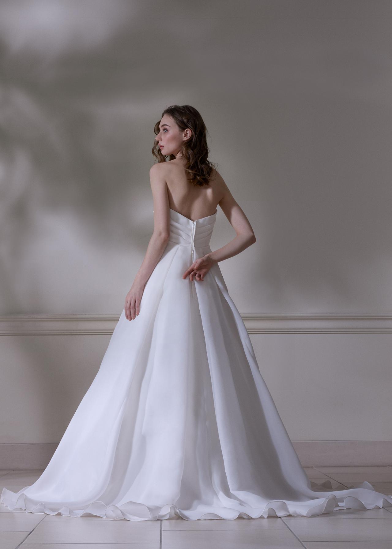 細見えバッチリ！360度美しいヒロインドレス【2024年】人気ブランドの新作ウェディングドレス（写真 34/89） - mimot.(ミモット)