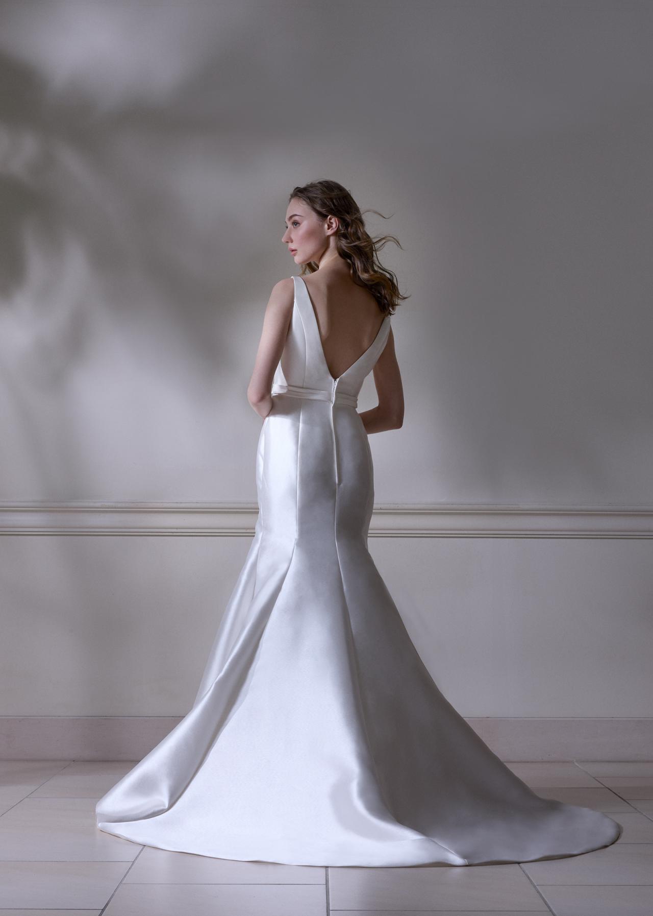 細見えバッチリ！360度美しいヒロインドレス【2024年】人気ブランドの新作ウェディングドレス（写真 27/89） - mimot.(ミモット)