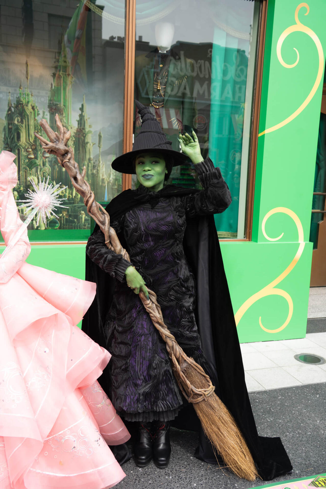 【USJ】2人の魔女に会えるのは日本でここだけ！『ウィキッド』グッズが豪華すぎ♪（写真 35/40） - mimot.(ミモット)
