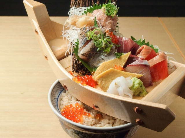 迫力「舟盛り丼ランチ」が格安でコスパ最高! スシローグループの 迫力「舟盛り丼ランチ」が格安でコスパ最高! スシローグループの