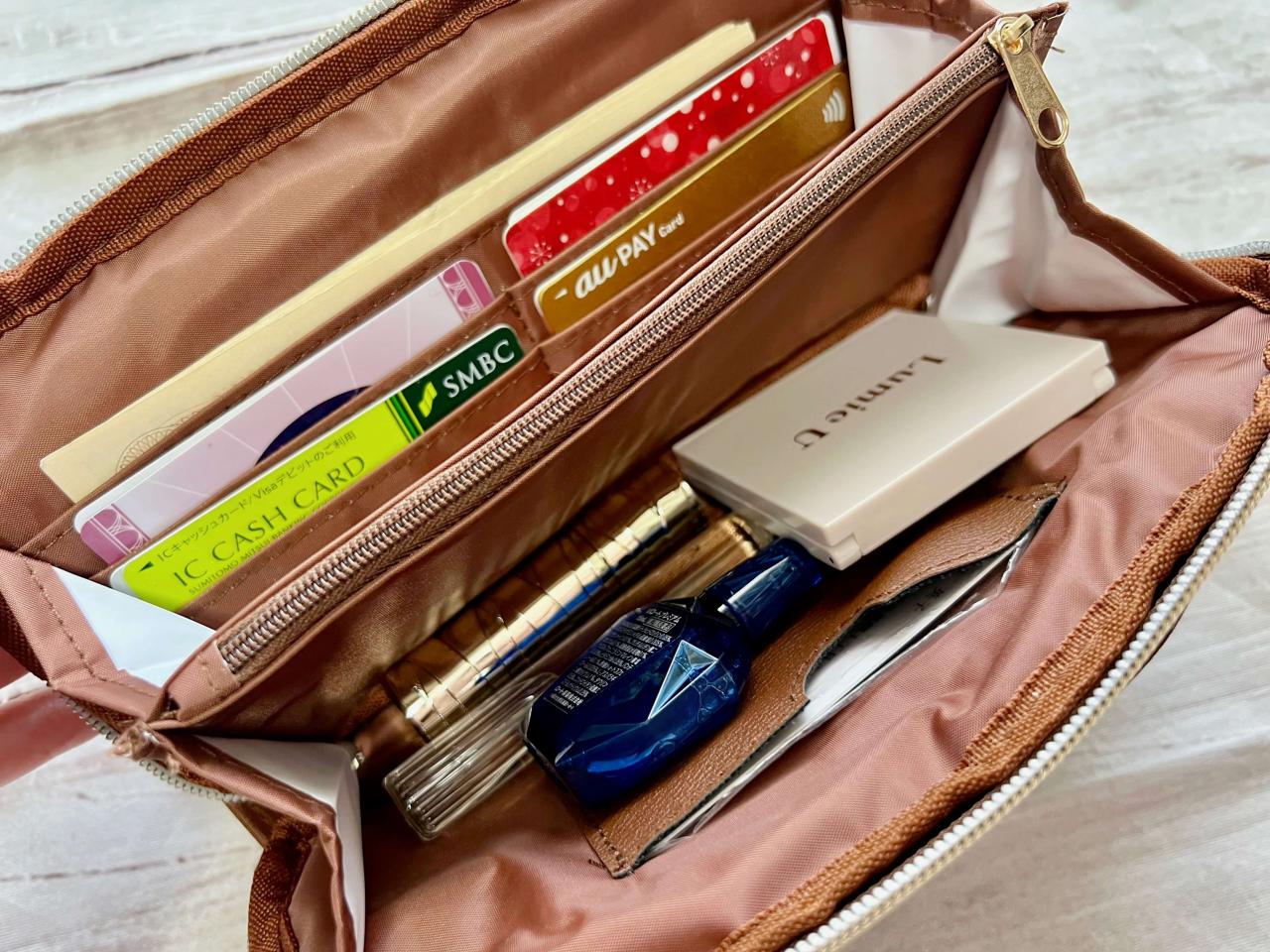 【PEANUTS×コンビニ】スヌーピーのスマホショルダーが優秀「タテでもヨコでも持てる！」（写真 28/38） - mimot.(ミモット)