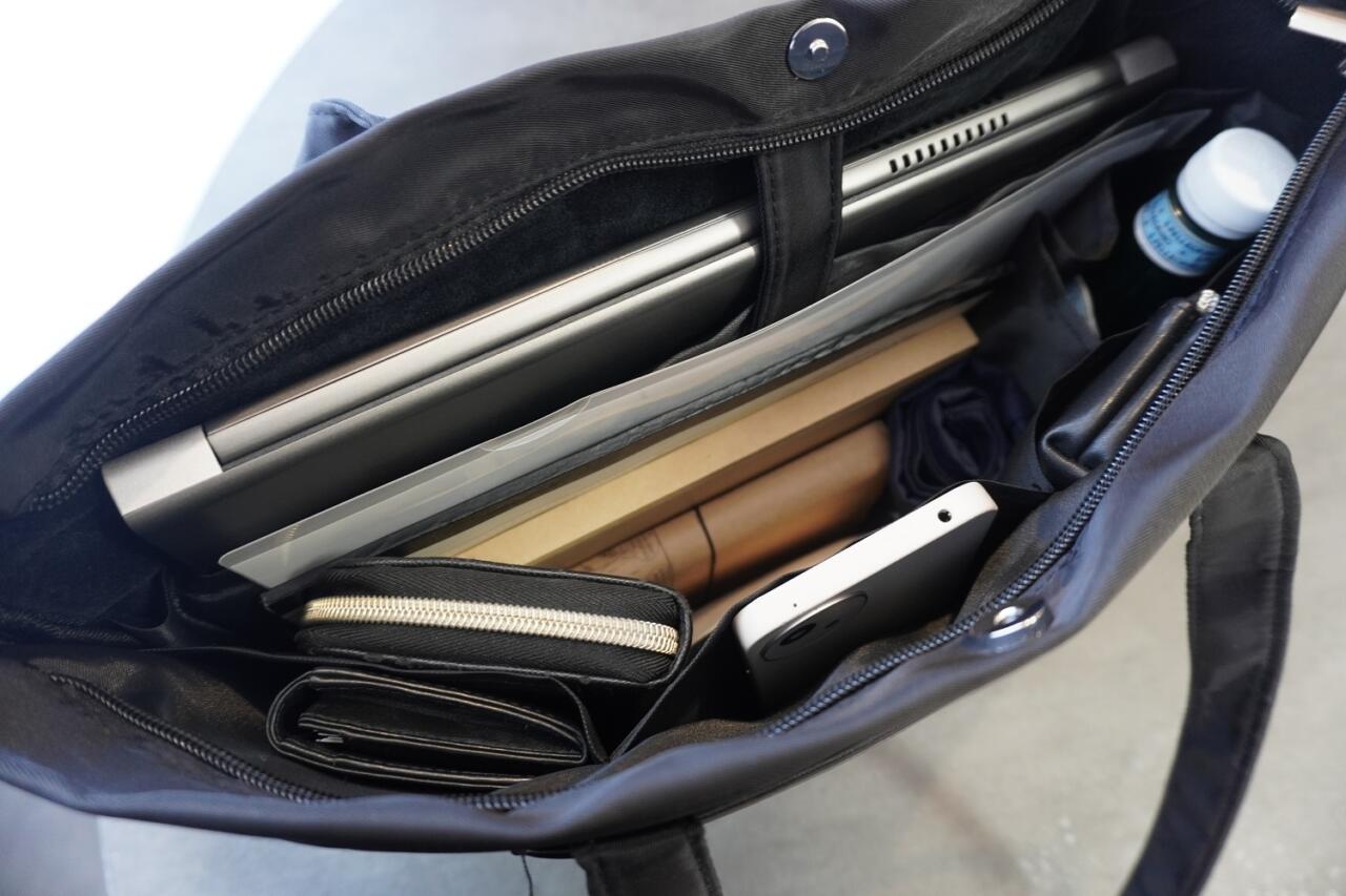 3COINSの「大容量トートバッグ」仕事用にも使えるよ！ポケット多めで機能的♪（写真 17/20） - mimot.(ミモット)