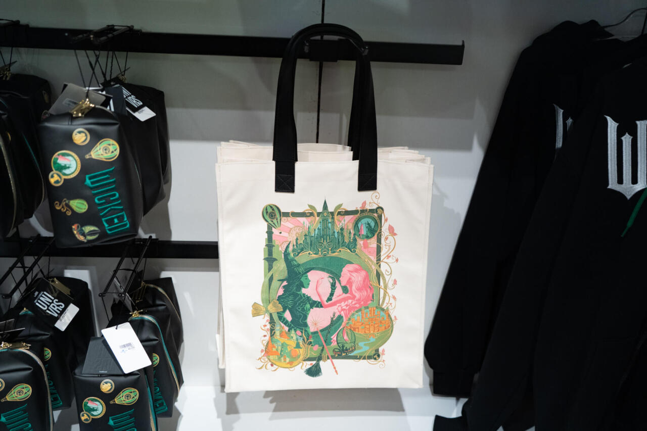 【USJ】2人の魔女に会えるのは日本でここだけ！『ウィキッド』グッズが豪華すぎ♪ - mimot.(ミモット)