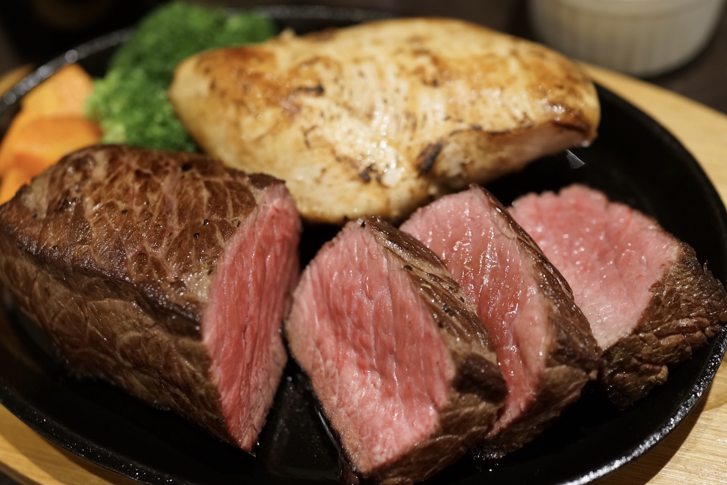 【肉食女子集合】ヘルシーな「ビーフステーキ」＆「チキンステーキ」が1,290円で食べ放題！新宿XROSS CASAで開催中（写真 1/8 ...