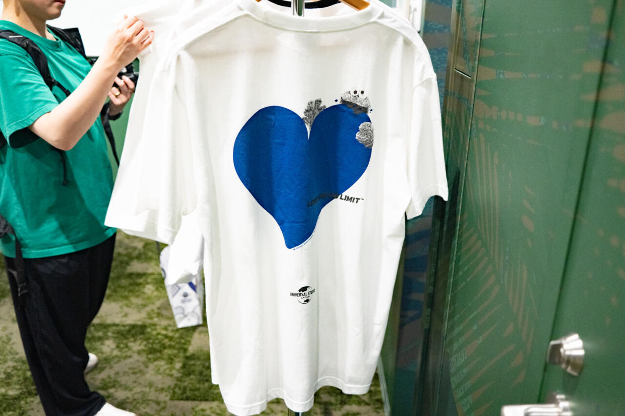 エルモやスヌーピーも！【USJ】パークキャラクターが描かれたチャリティーグッズが素敵♪（写真 7/97） - mimot.(ミモット)