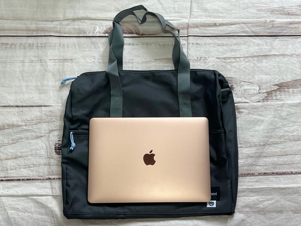 2WAYで使える大容量サイズの【emmi×SHAKA】ボストンバッグが付録で出たよ！洗練されたグレーがオシャレ♪（写真 15/24） - mimot.(ミモット)