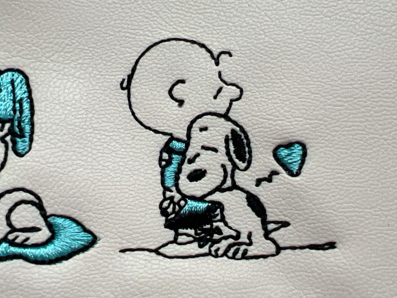 【PEANUTS最新付録】大きく開いて使いやすい「スヌーピーのレザー調ポーチ」が出るよ！おしゃれな刺しゅう入り♪（写真 12/30） - mimot.(ミモット)